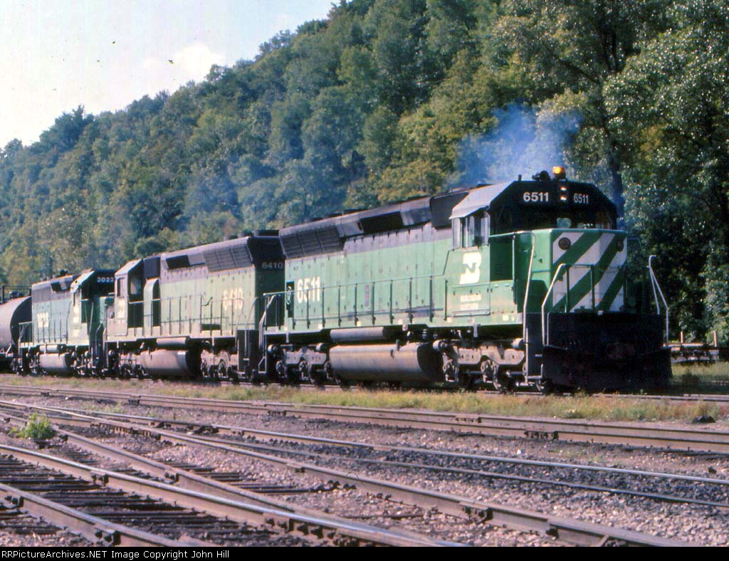 1002-18a Eastbound BN freight passing Hoffman Ave
